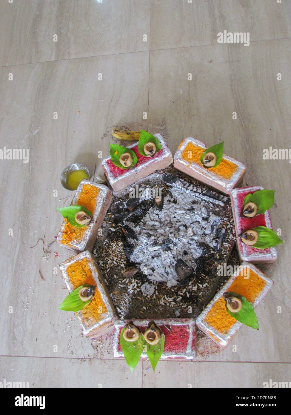 Havan kund hi-res stock photography and images - Alamy