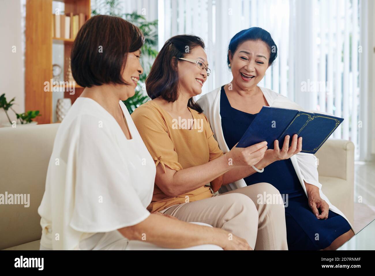 Mature women talking sofa hi-res stock photography and images - Alamy