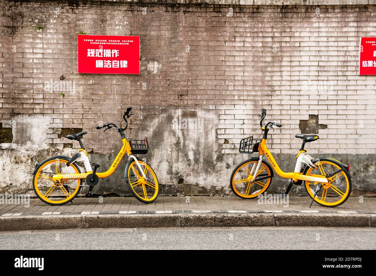 Pavement clutter hi-res stock photography and images - Alamy