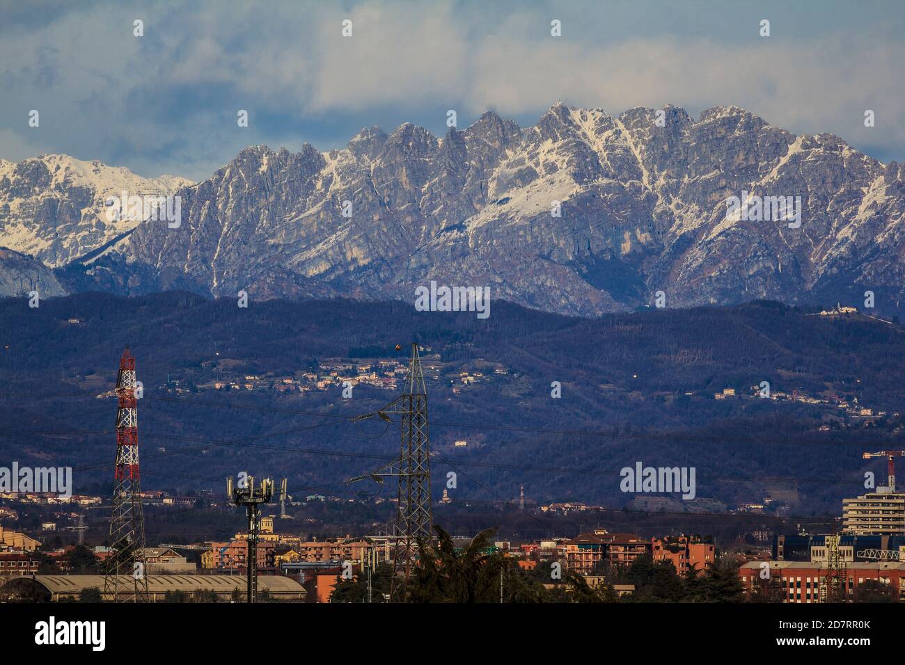 Milan skyline mountains hi-res stock photography and images - Alamy