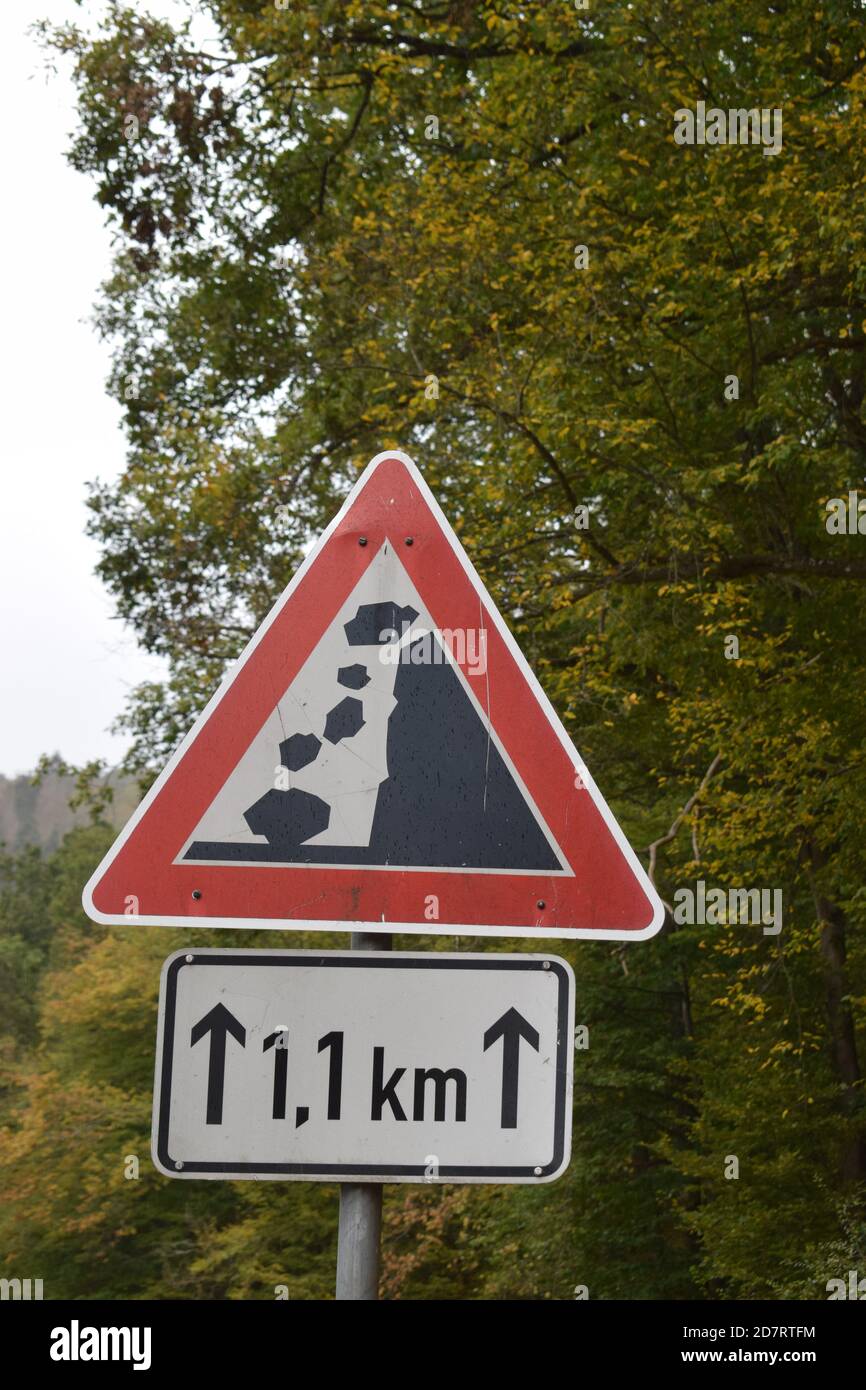 falling rocks warning sign Stock Photo - Alamy