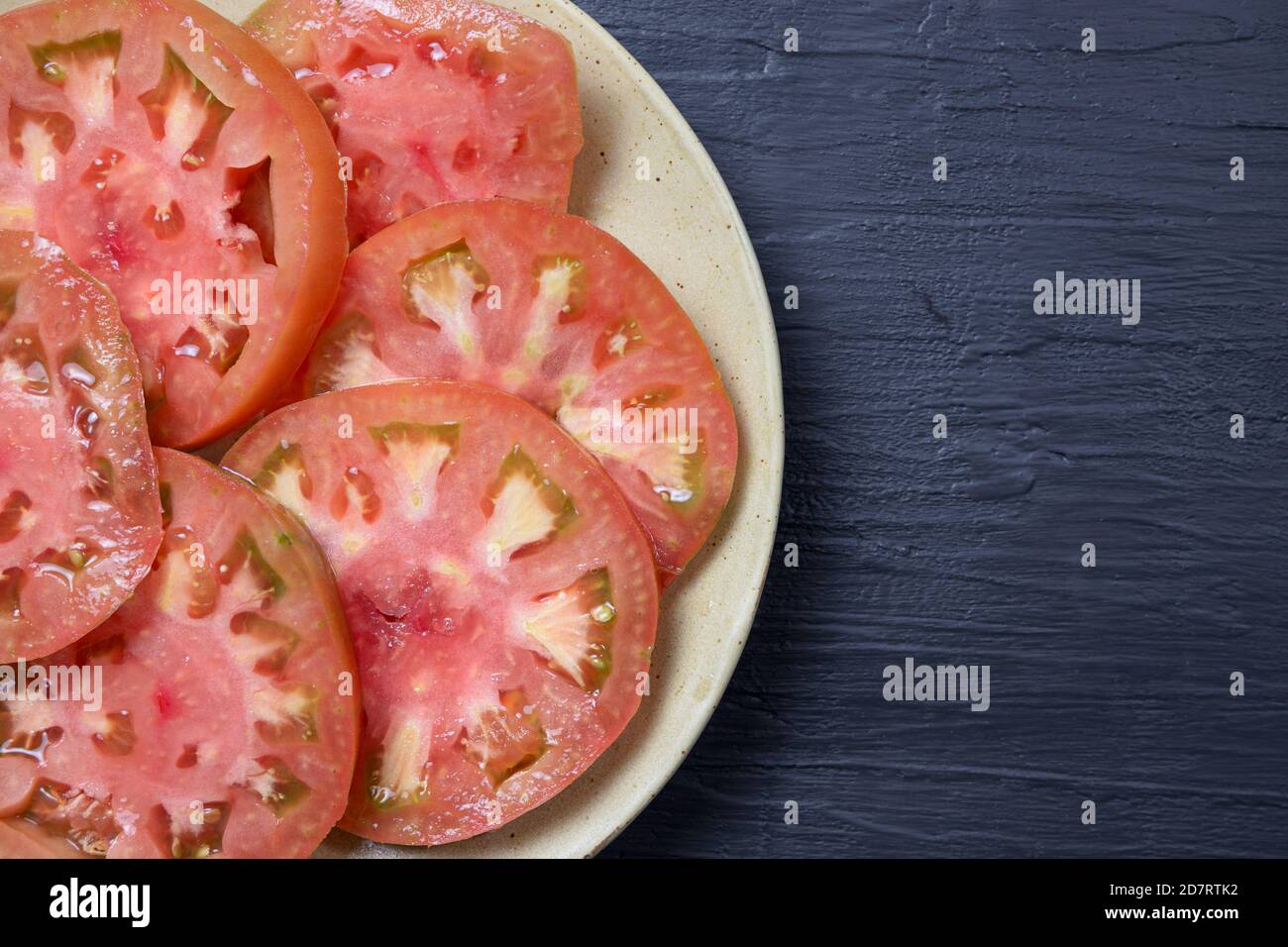 Blue plate tomato slices hi-res stock photography and images - Alamy