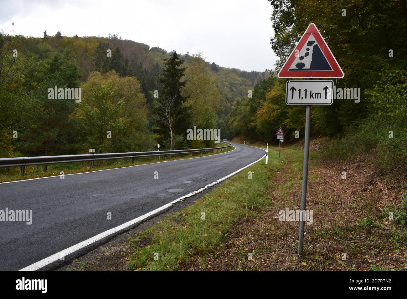 falling rocks warning sign Stock Photo - Alamy
