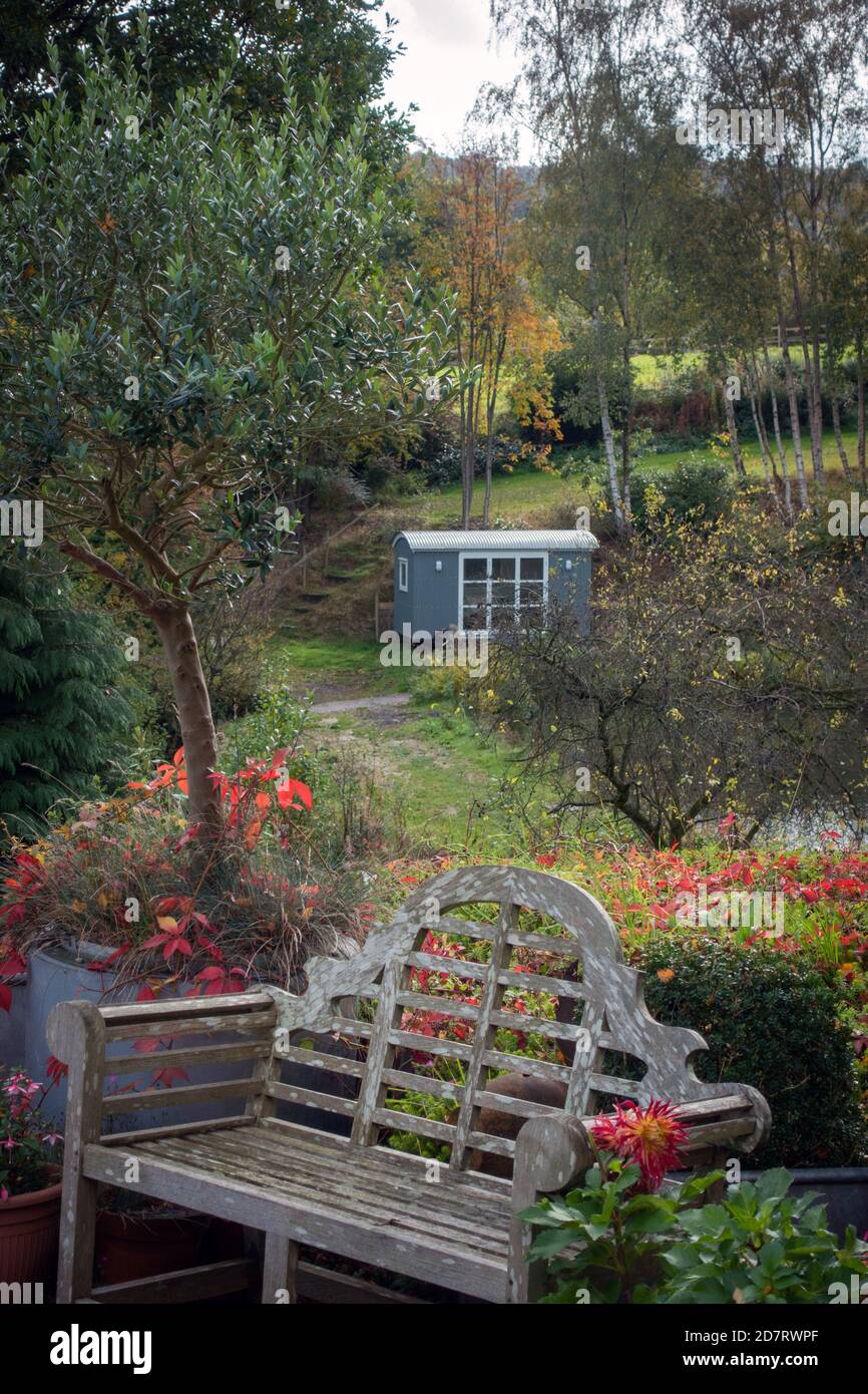 Pretty Shepherd's hut in private garden with a lake Stock Photo - Alamy