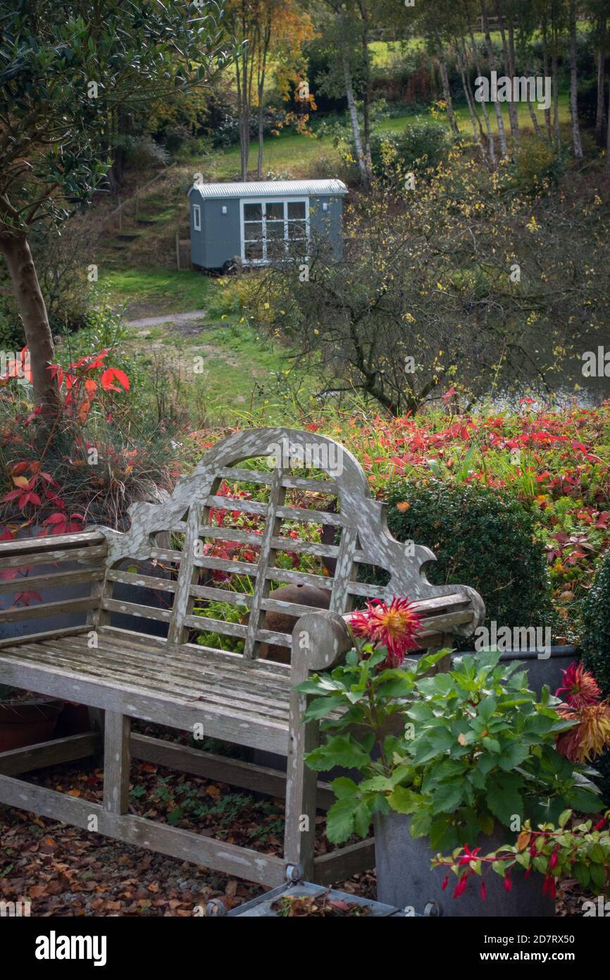 Pretty Shepherd's hut in private garden with a lake Stock Photo - Alamy