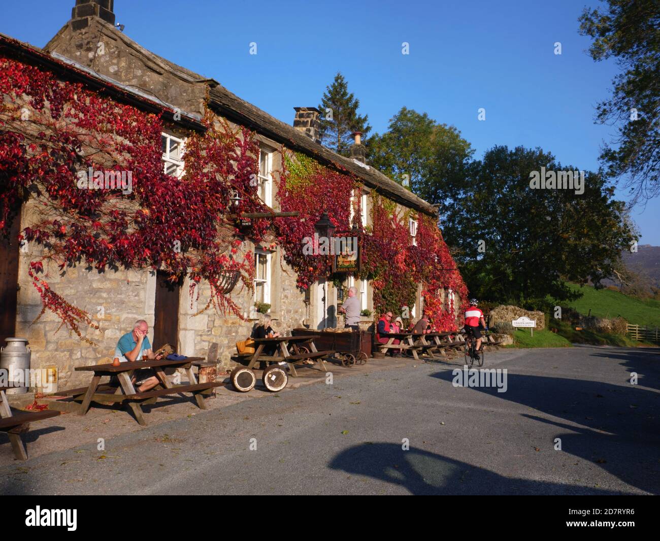 Yorkshire dales pub autumn hi-res stock photography and images - Alamy