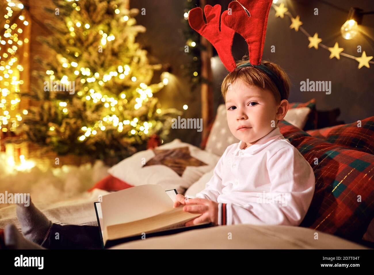 Boy reading book night hi-res stock photography and images - Alamy