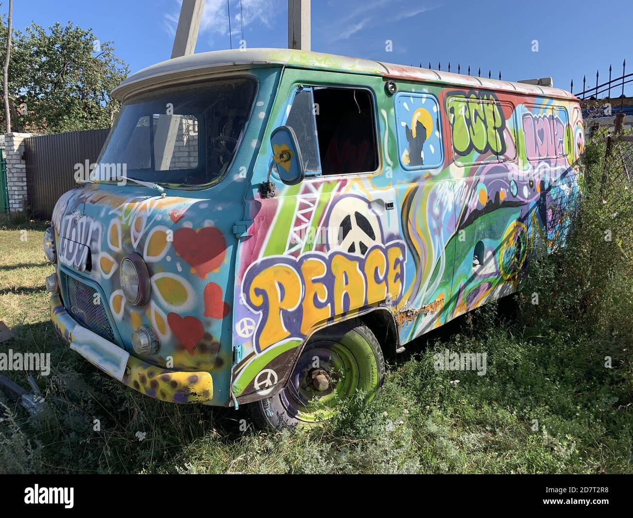 Old surf van with colorful graffitti Stock Photo - Alamy