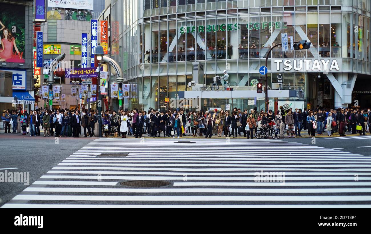 Crowd crossing Shibuya corner, Tokyo, Japan 2012 Stock Photo - Alamy