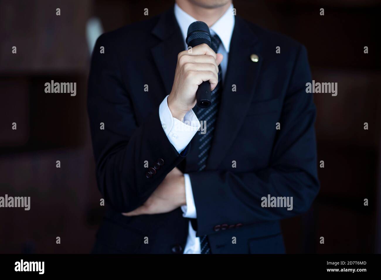 Talking to microphone hi-res stock photography and images - Alamy