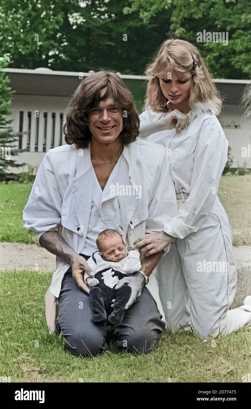 Jürgen Drews, deutscher Schlagersänger, mit Ehefrau Corinna und Baby ...