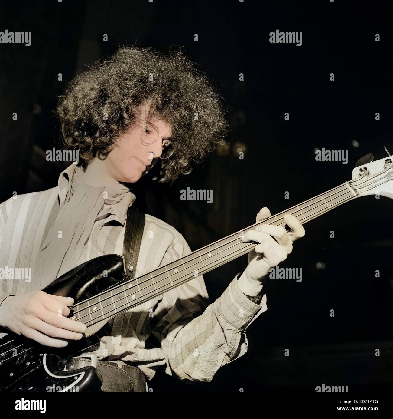 Noel Redding von der Band Jimi Hendrix Experience, bei einem Soundcheck ...