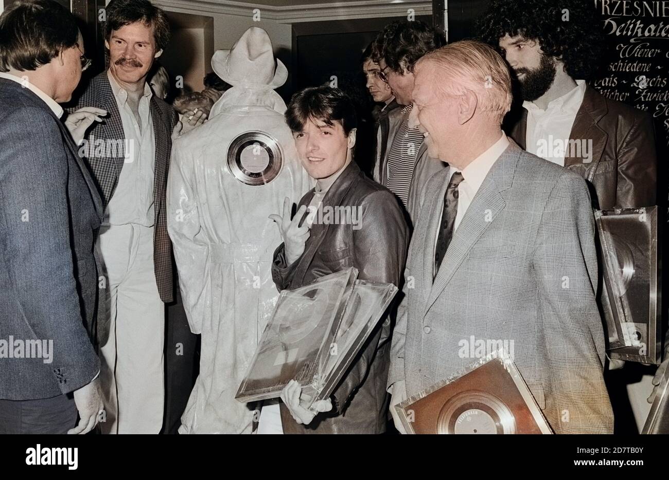 Falco, österreichischer Sänger, erhält in Hamburg die goldene ...