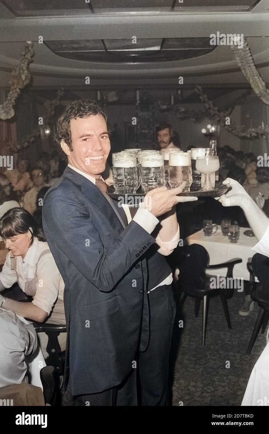 Julio Iglesias, spanischer Sänger, holt Bier in einem Wirtshaus in ...