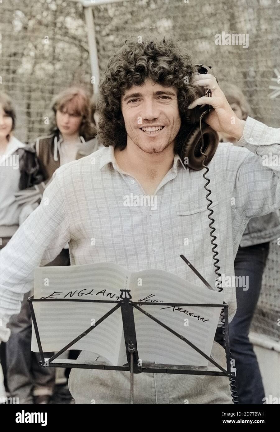 Kevin Keegan, britischer Fußballspieler, singt seine Single "England ...