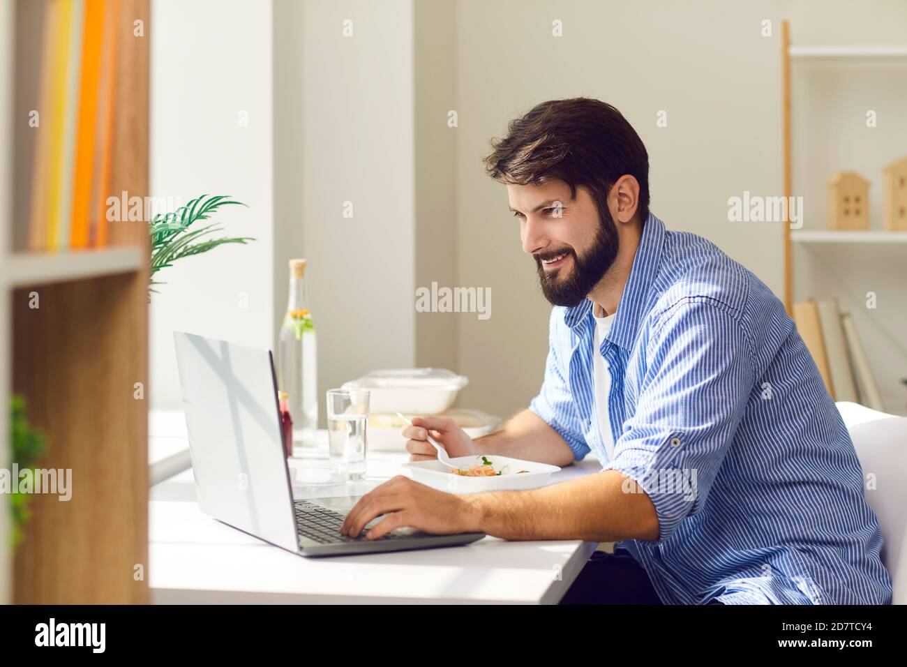 Man eating and working with laptop hi-res stock photography and images ...