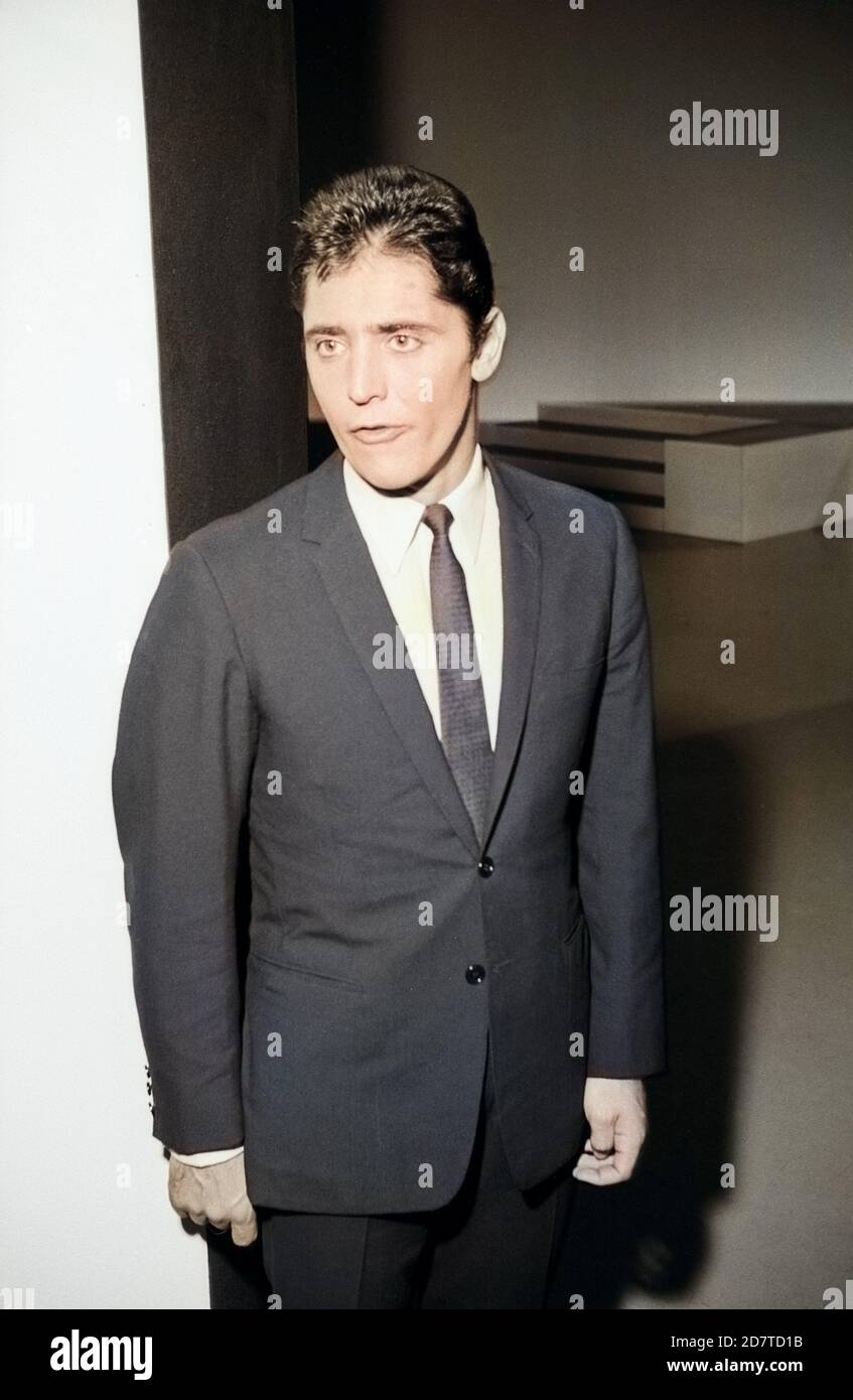 Sacha Distel, französischer Chansonsänger, bei einem Auftritt in ...