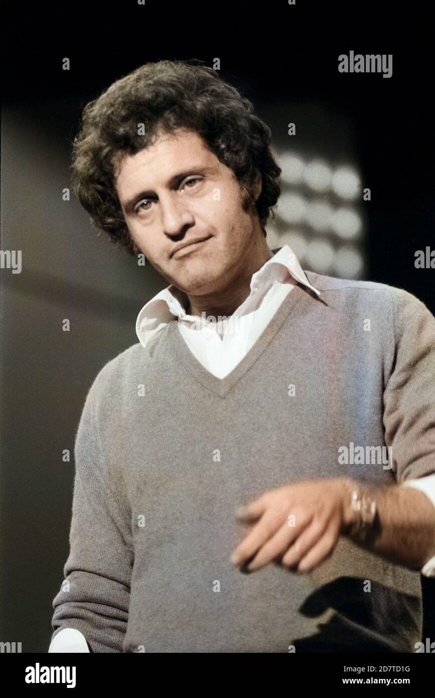 Joe Dassin, französischer Chansonsänger, bei einem Auftritt in ...