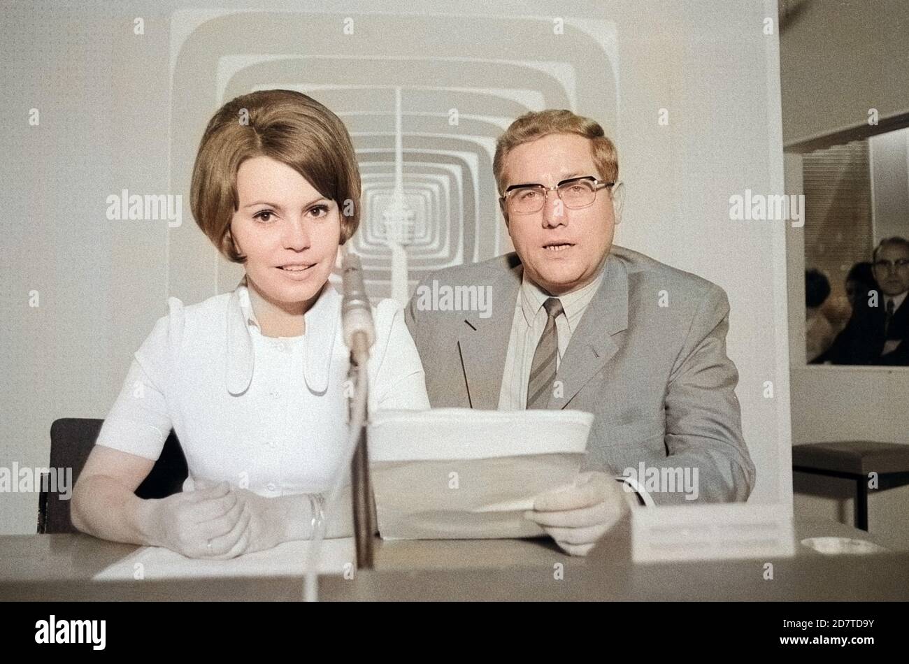 Heinz Wrobel, deutscher Fernsehjournalist und Nachrichtensprecher, mit ...