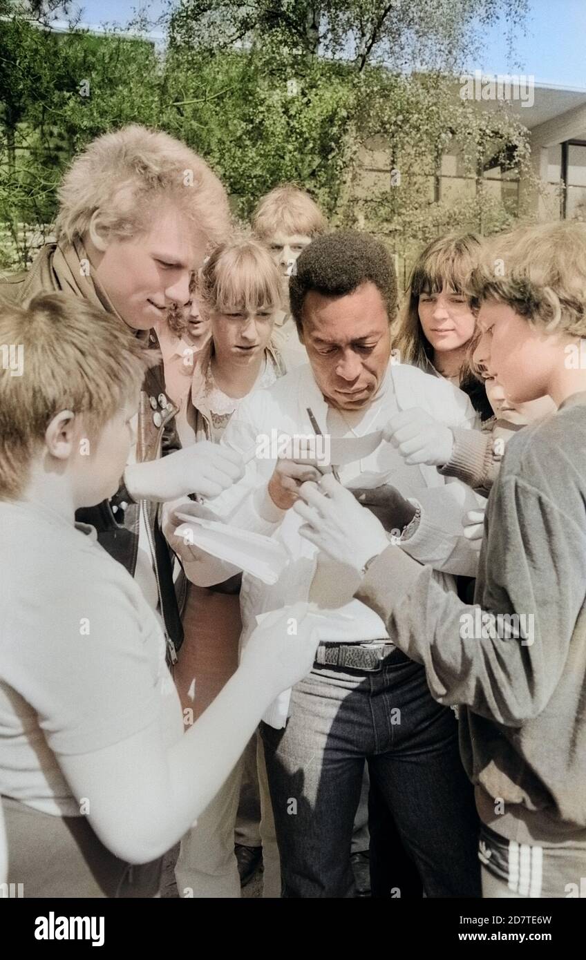 Pele, brasilianischer Fußballspieler, trifft Fans und zeigt Tricks mit ...