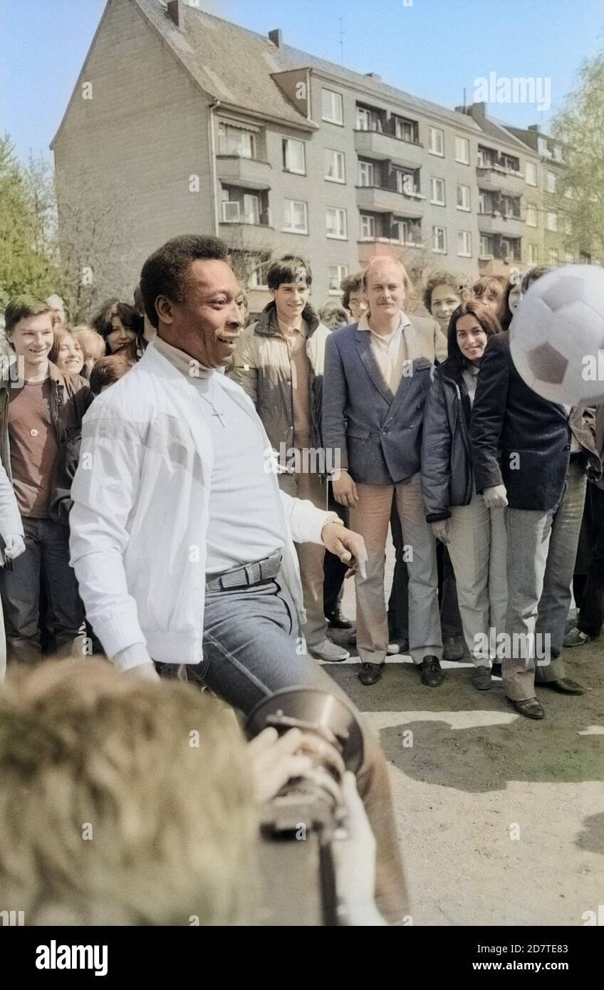 Pele, brasilianischer Fußballspieler, trifft Fans und zeigt Tricks mit ...