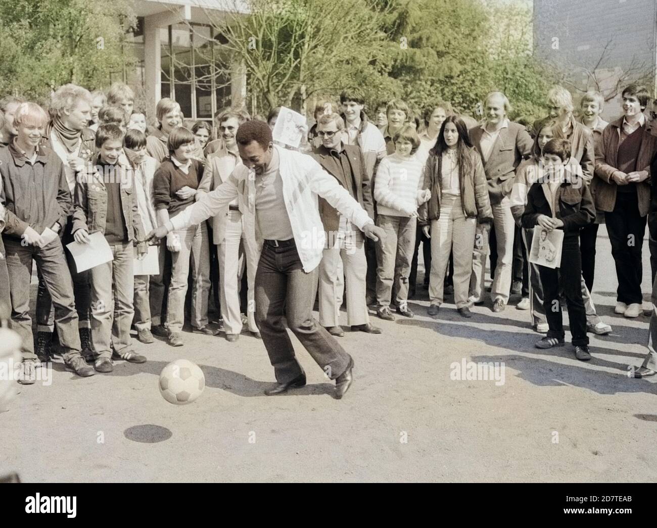 Pele, brasilianischer Fußballspieler, trifft Fans und zeigt Tricks mit ...