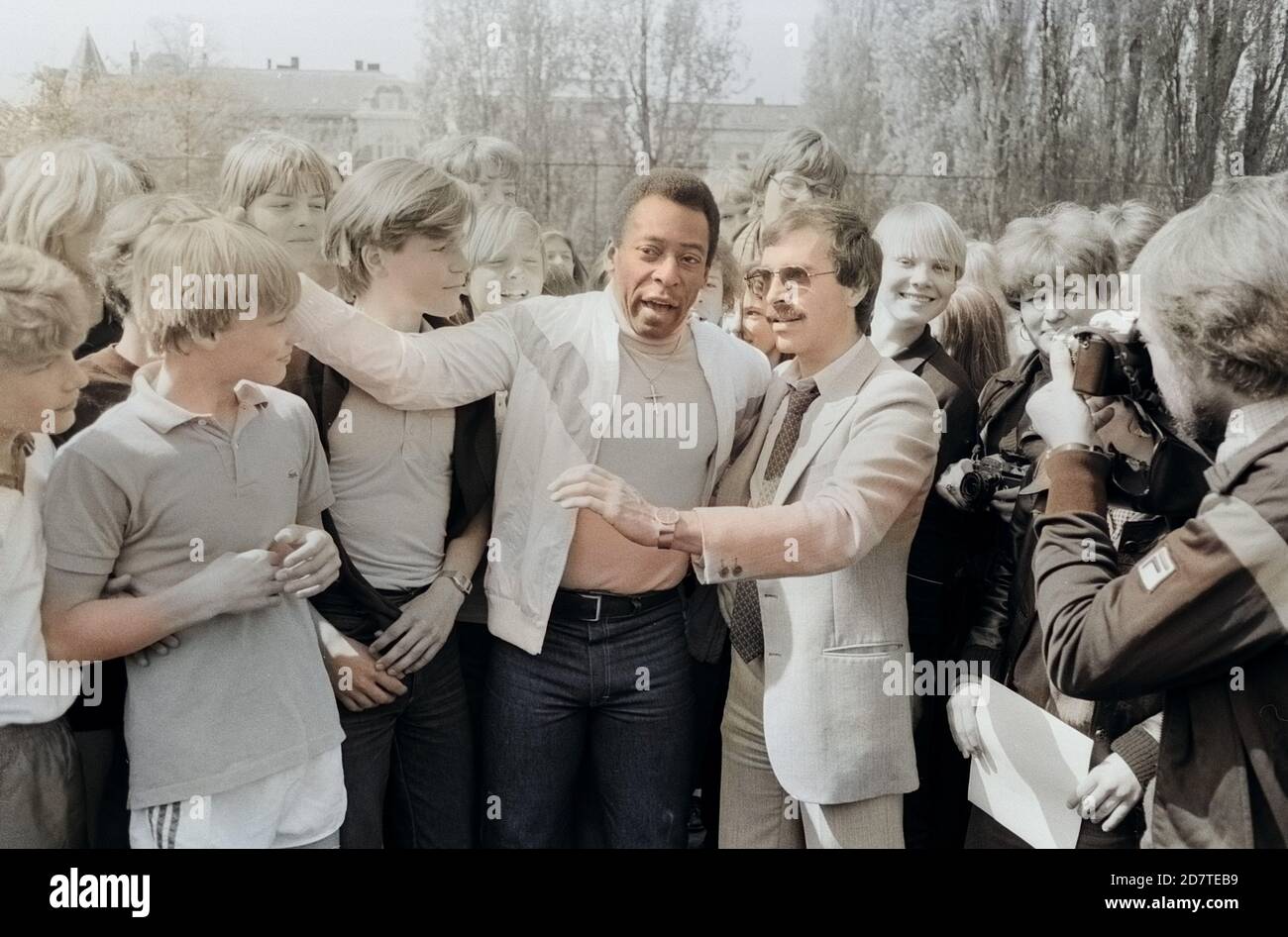 Pele, brasilianischer Fußballspieler, trifft Fans und zeigt Tricks mit ...