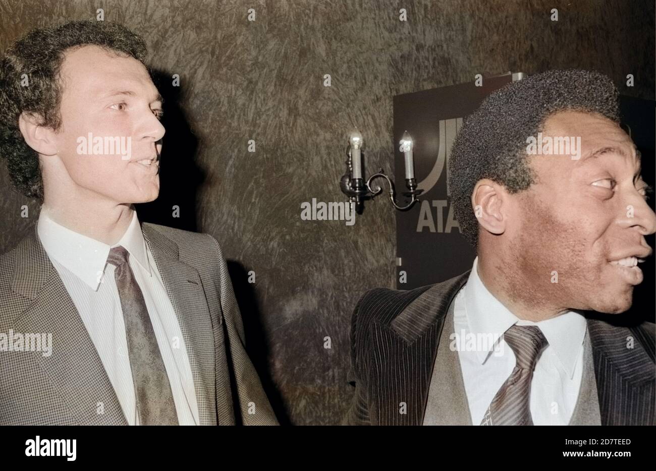 Pele, brasilianischer Fußballspieler, mit Franz Beckenbauer in der ...