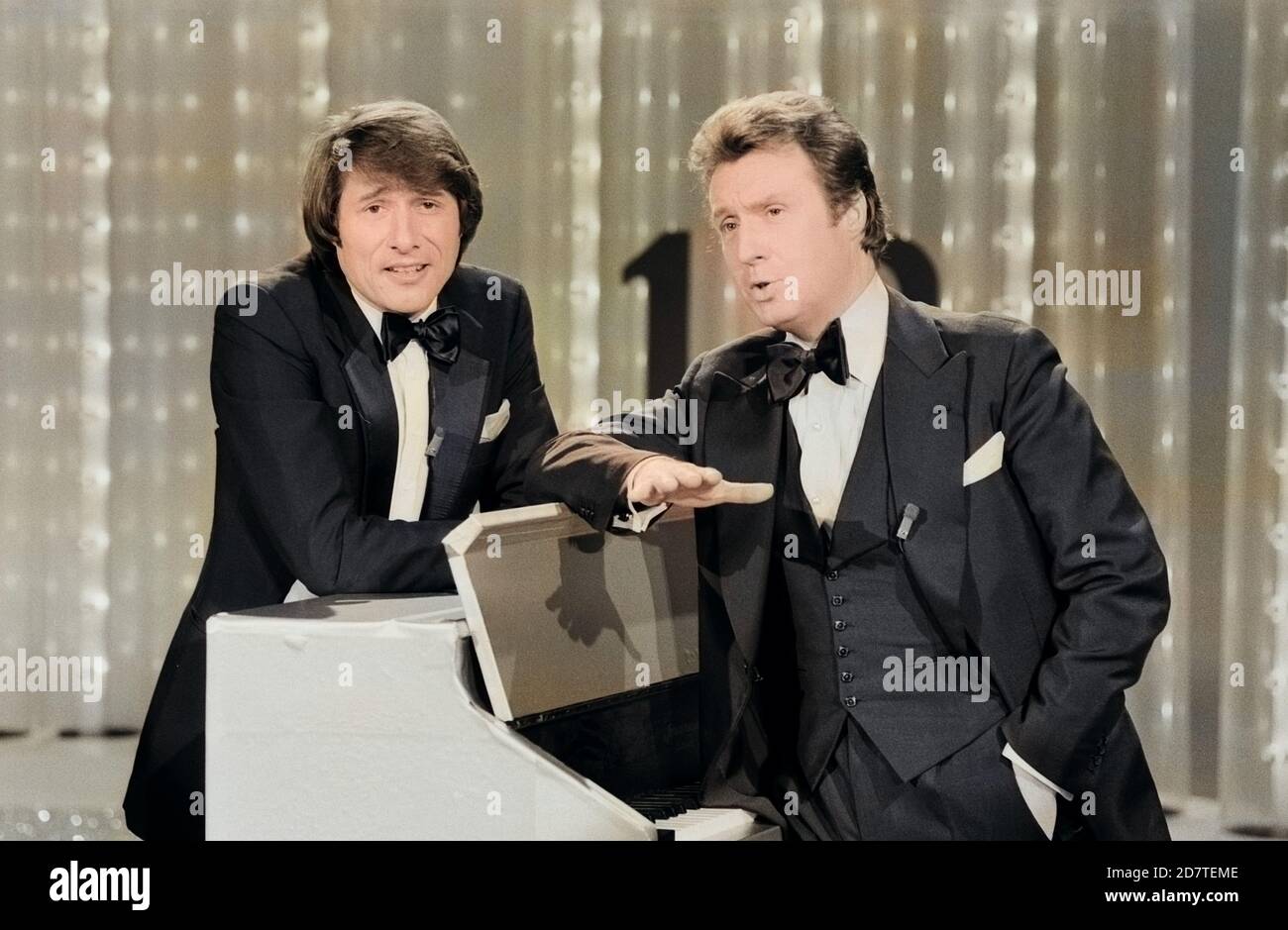 Singing around piano hi-res stock photography and images - Alamy