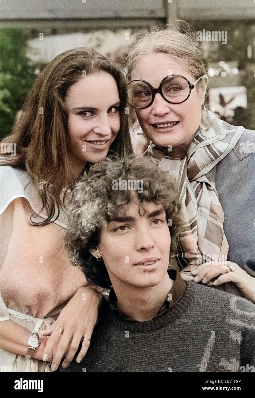 Ellen Schwiers, deutsche Bühnen- und Filmschauspielerin, mit den ...