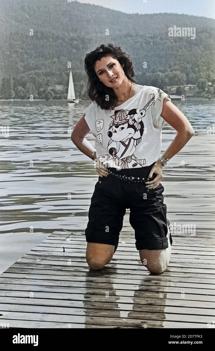 Sonja Tuchmann, deutsche Schauspielern, beim Posieren an einem See ...