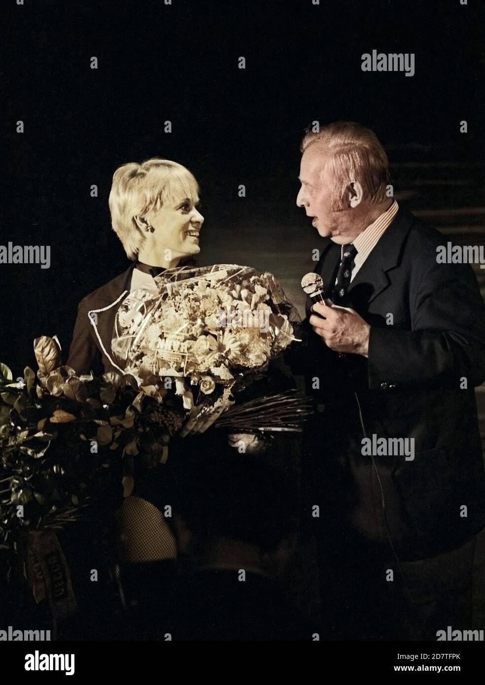 Hanni Vanhaiden, deutsche Fernsehansagerin und Moderatorin, mit Lou van ...