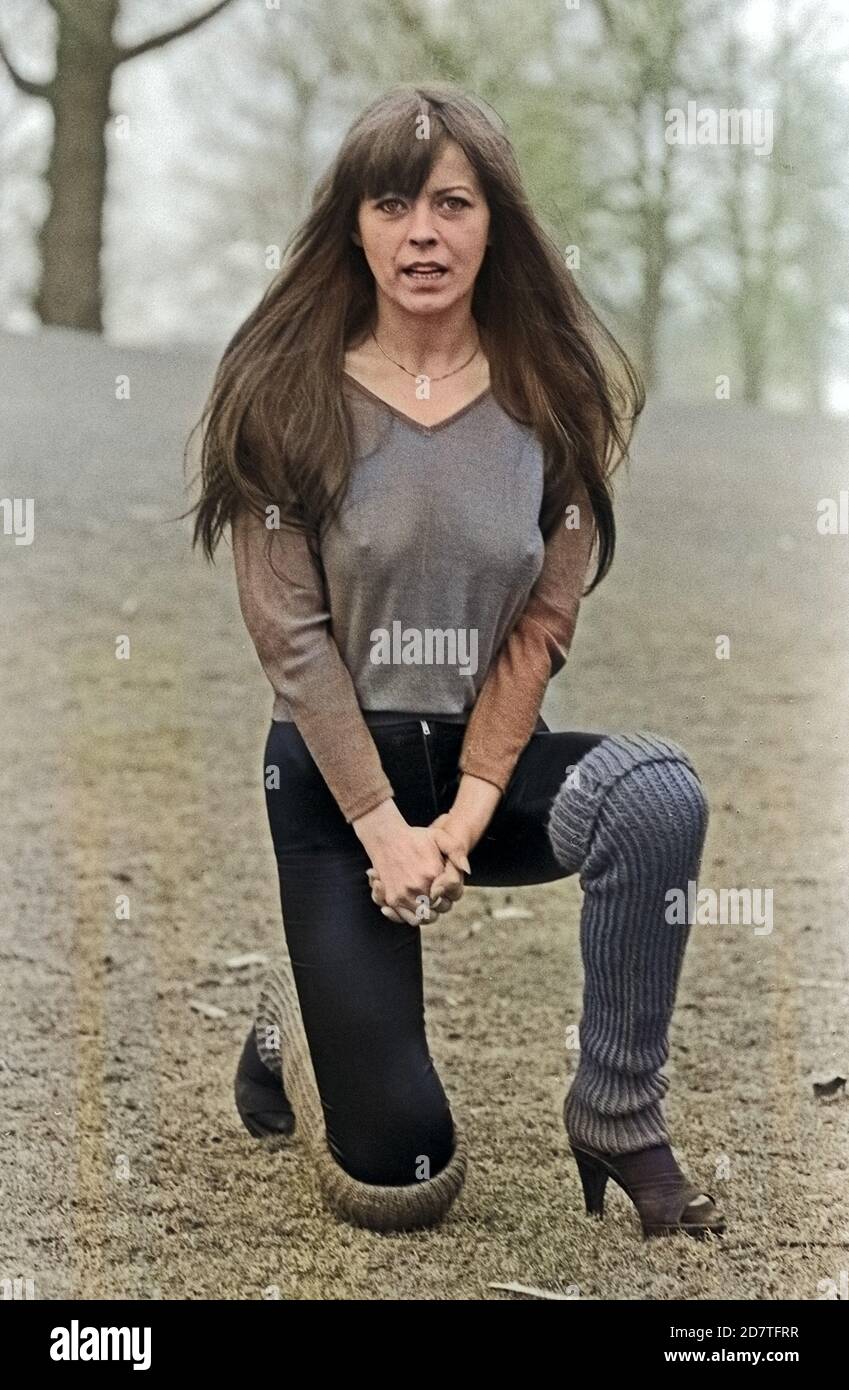 Jutta Weinhold, deutsche Rocksängerin, posiert in einem Park in Hamburg ...