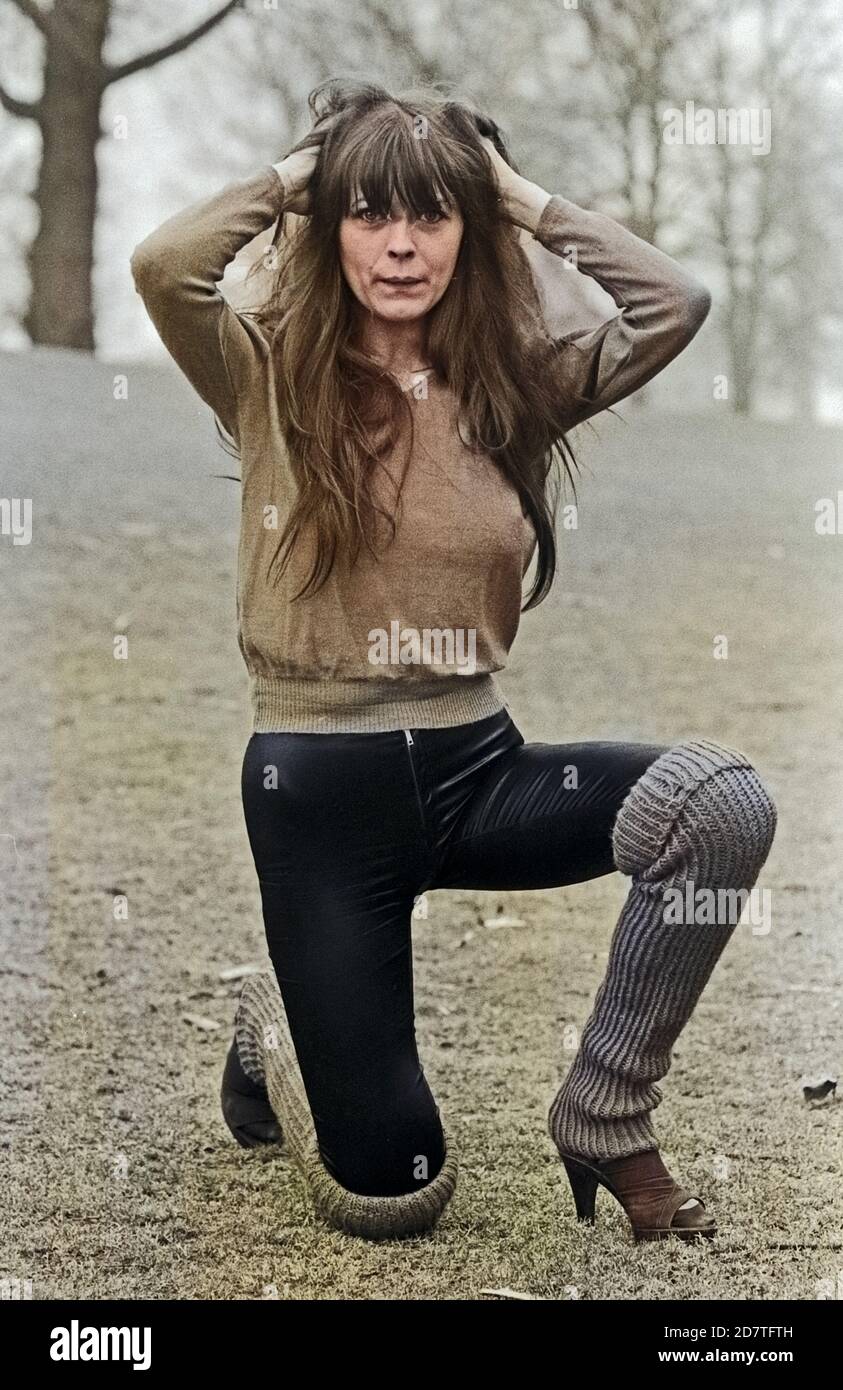 Jutta Weinhold, deutsche Rocksängerin, posiert in einem Park in Hamburg ...