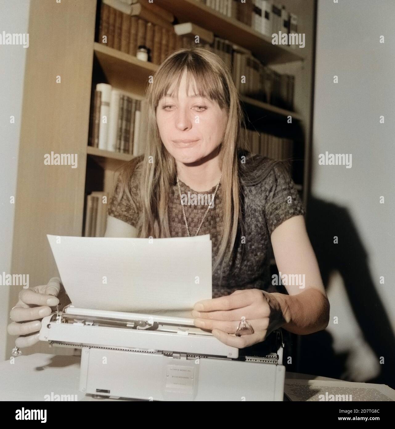 Helga Feddersen, Hamburger Volksschauspielerin, an der Schreibmaschine ...