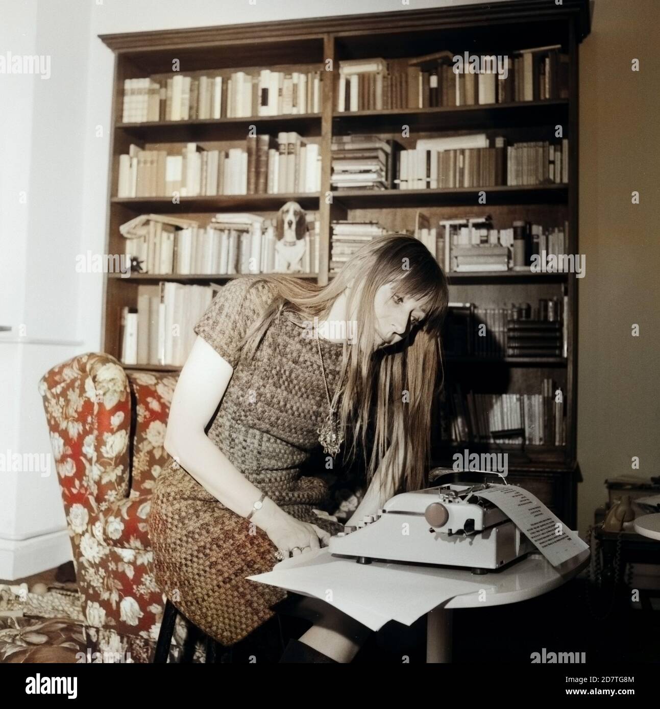 Helga Feddersen, Hamburger Volksschauspielerin, an der Schreibmaschine ...