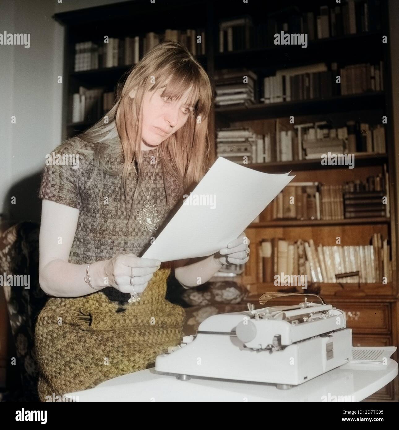 Helga Feddersen, Hamburger Volksschauspielerin, an der Schreibmaschine ...