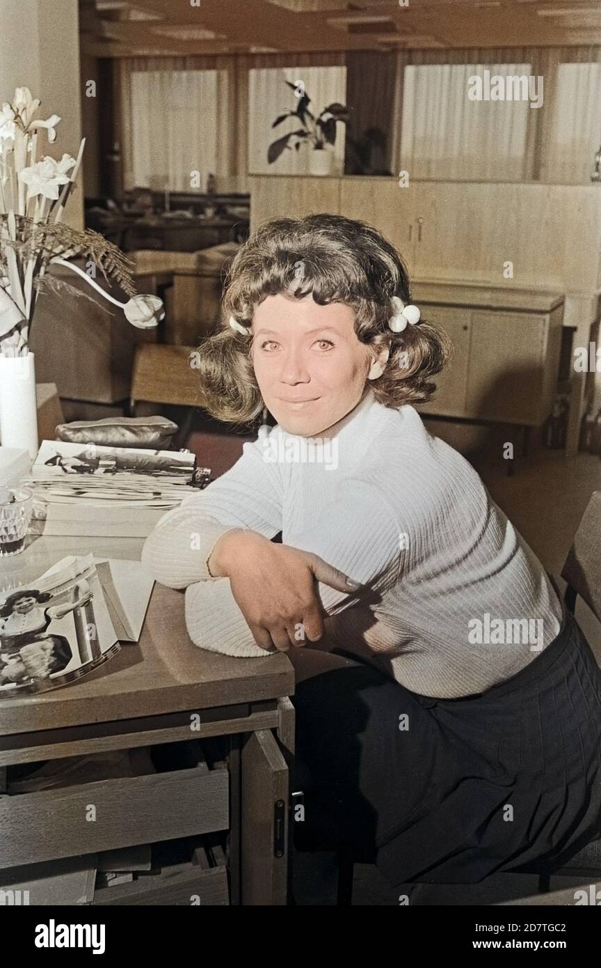 Lotti Krekel, deutsche Schauspielerin und Sängerin, zu Besuch in einem Redaktionsbüro in Hamburg ...