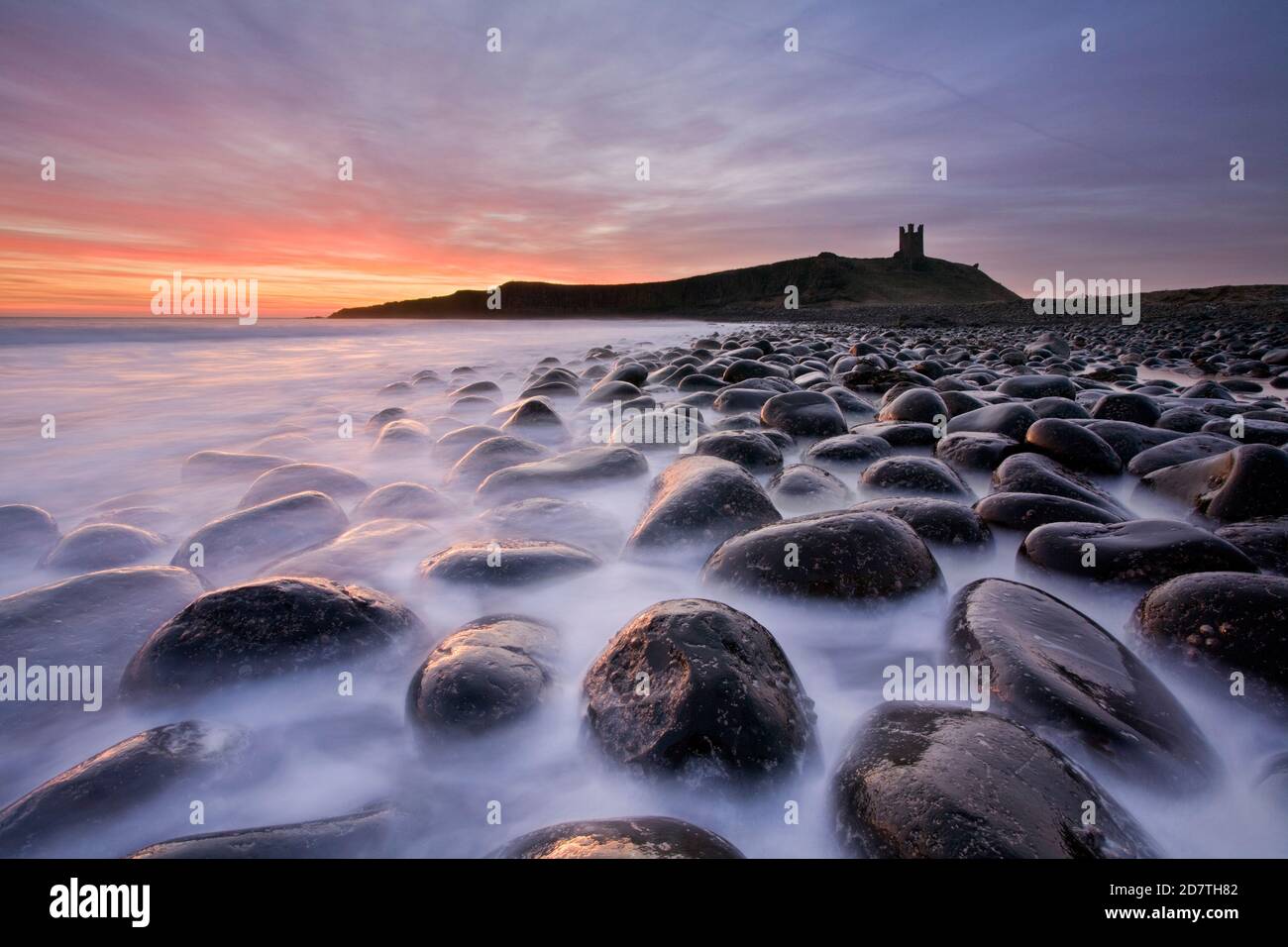 Dunstanburgh Castle and Embleton Bay, Northumberland, England Stock ...