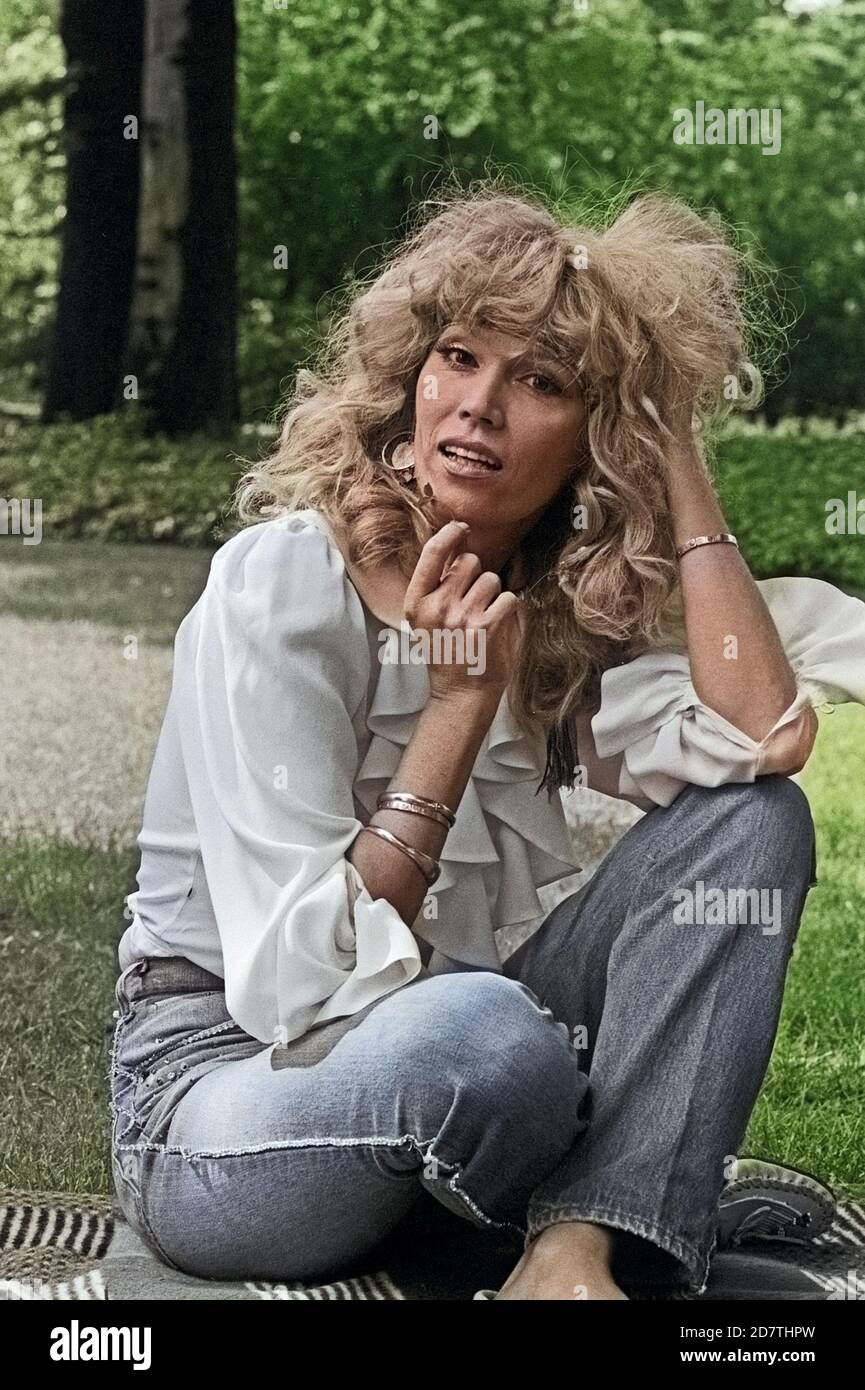 Amanda Lear, Sängerin, Malerin und Schauspielerin, bei einem ...