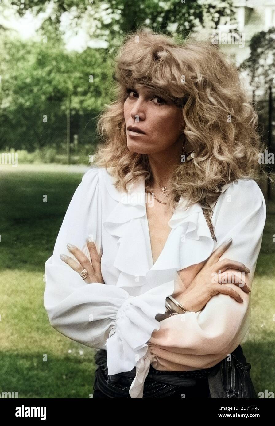 Amanda Lear, Sängerin, Malerin und Schauspielerin, bei einem ...