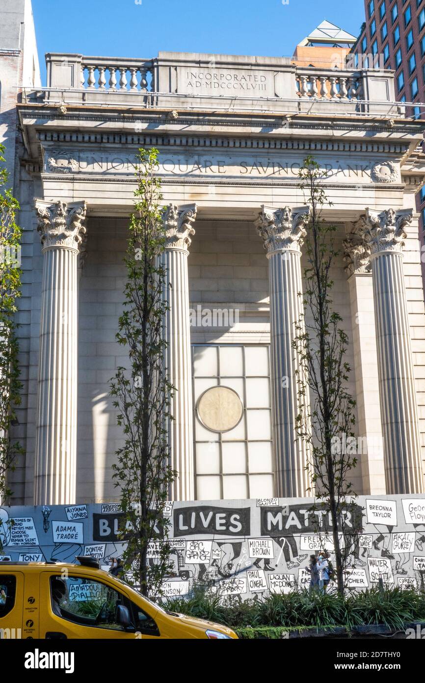 Union Square Savings Bank building is the Daryl Roth Theatre, NYC Stock ...