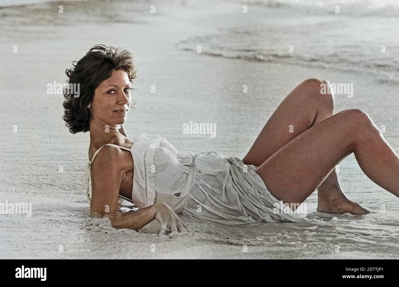 Dorthe Kollo, dänische Schlagersängerin, im Urlaub am Strand, um 1984. Danish schlager singer ...