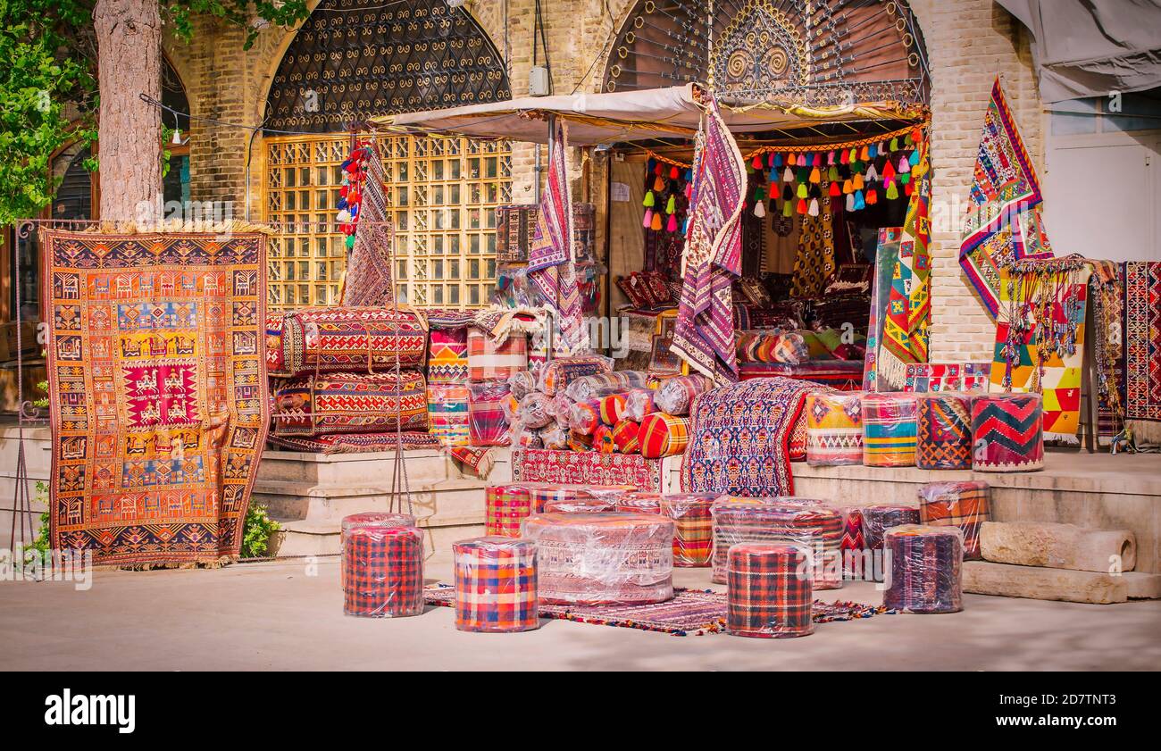 Traditional iranian carpets shop in Vakil Bazaar, Shiraz, Iran Stock ...