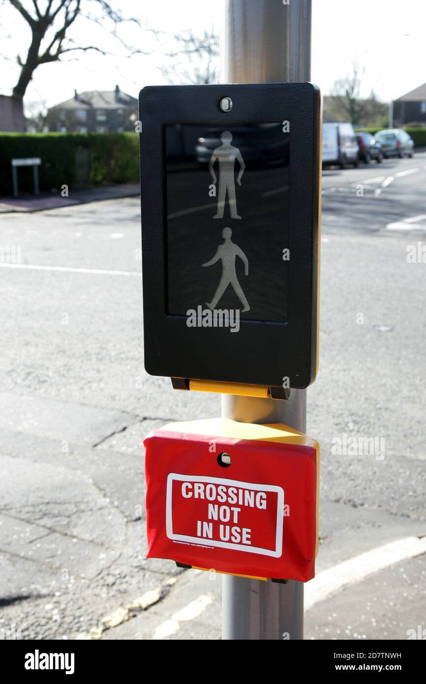 Wait at pedestrain crossing hi-res stock photography and images - Alamy