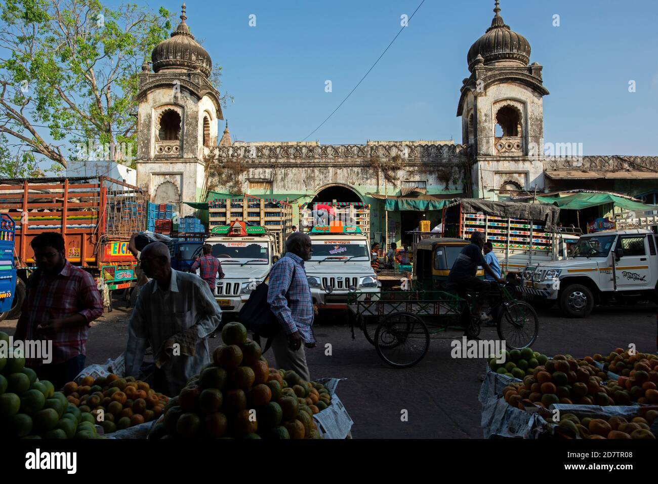Vadodara market hi-res stock photography and images - Alamy