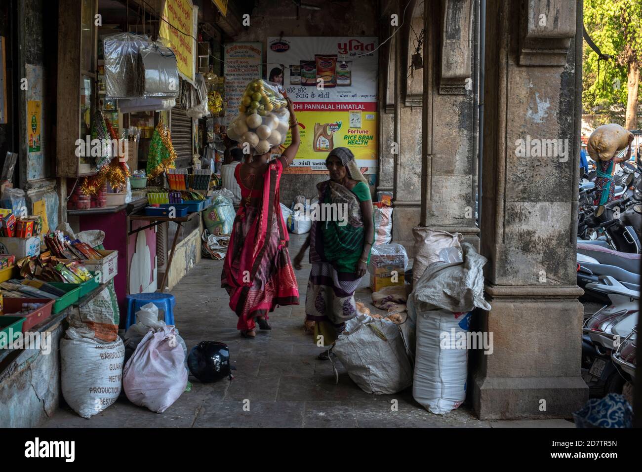 Vadodara market hi-res stock photography and images - Alamy
