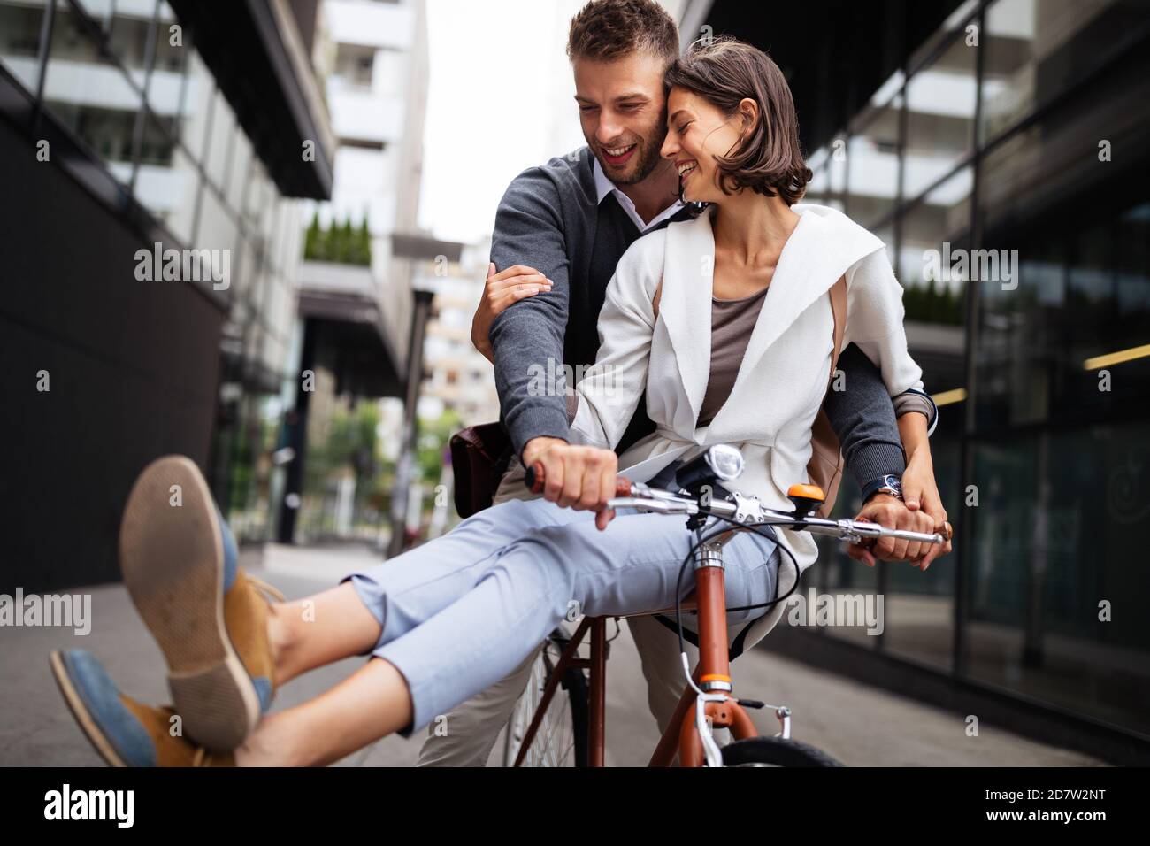 Couple bicycle hi-res stock photography and images - Alamy