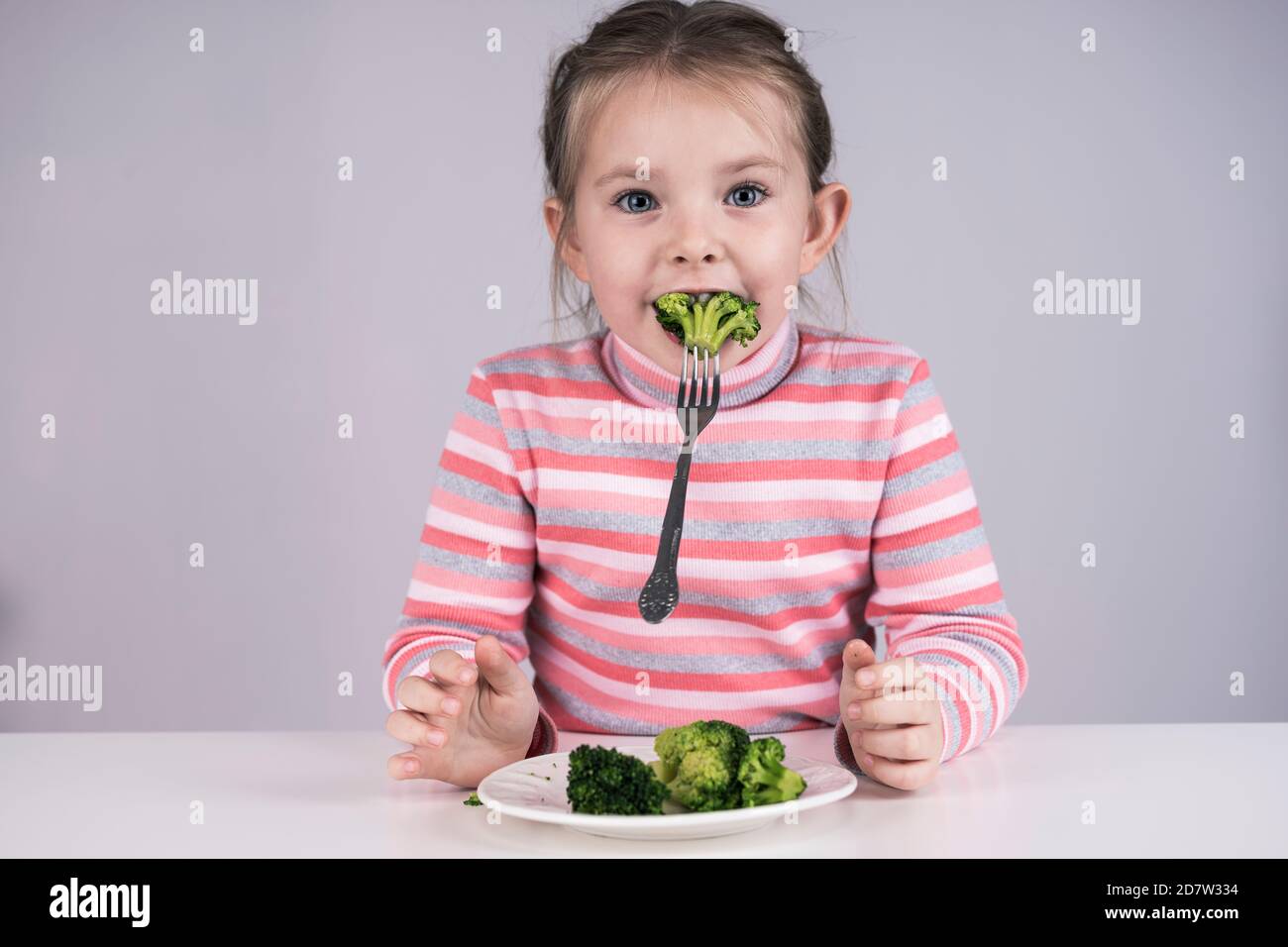 Girl eating broccoli hi-res stock photography and images - Alamy