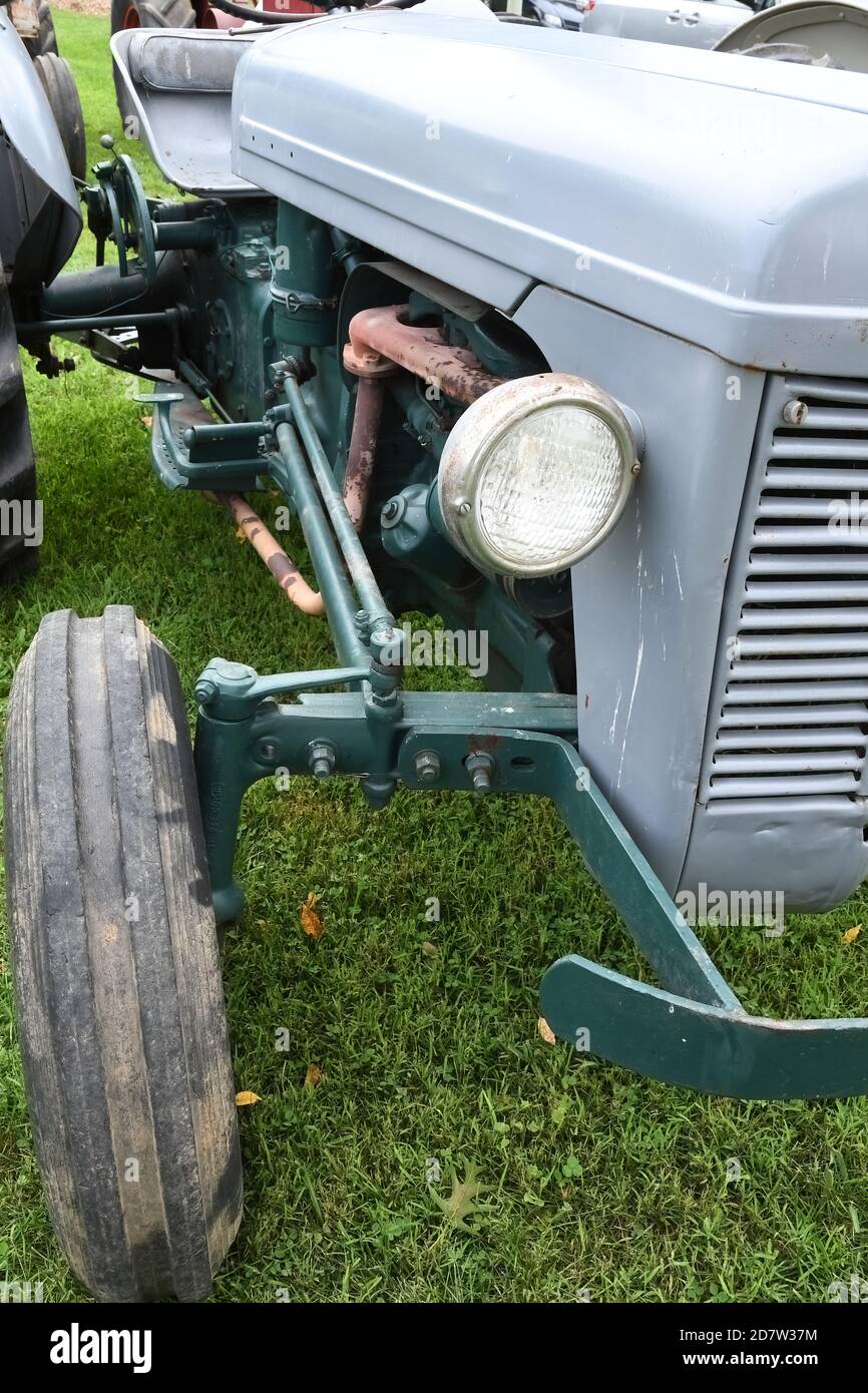 Old tractors working hi-res stock photography and images - Alamy